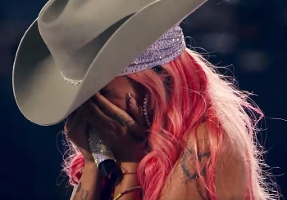 Karol G se emociona y rompe a llorar en su último concierto en el Bernabéu | El Correo